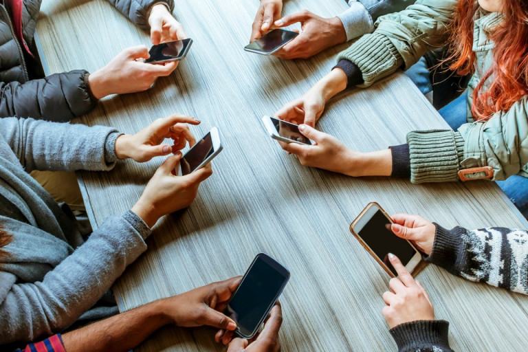 Il Regno Unito vieta i social media agli under 16. Starmer: "Algoritmi ...