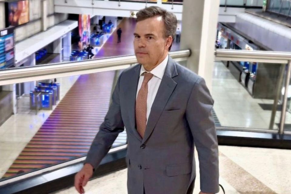 John Barrett llegó para poner en marcha el plan de tres pasos de EE. UU ...